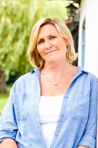 Julie New – The Endless Bookcase